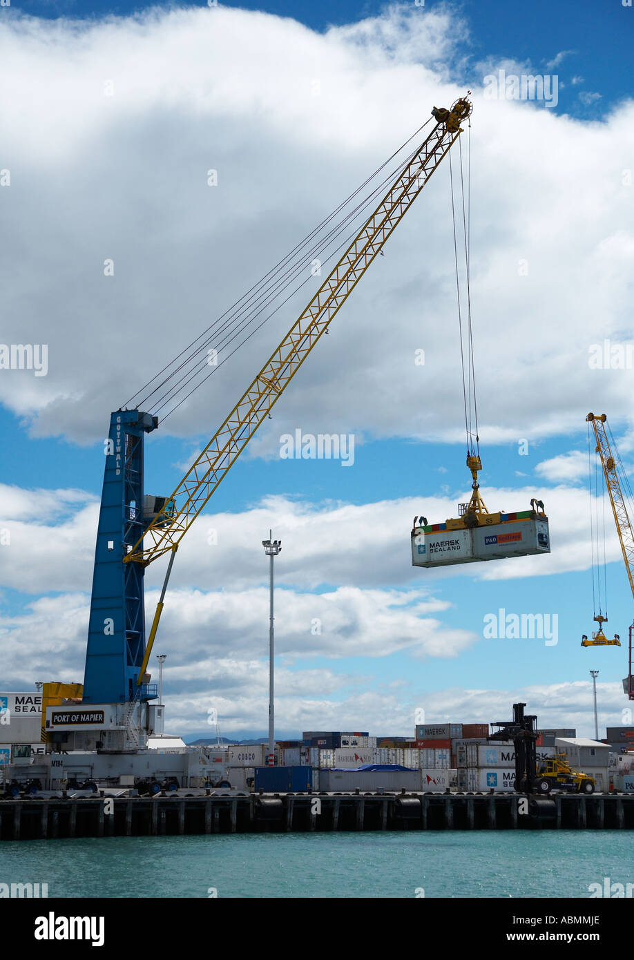 Le levage d'un conteneur au port de Napier Photo Stock - Alamy