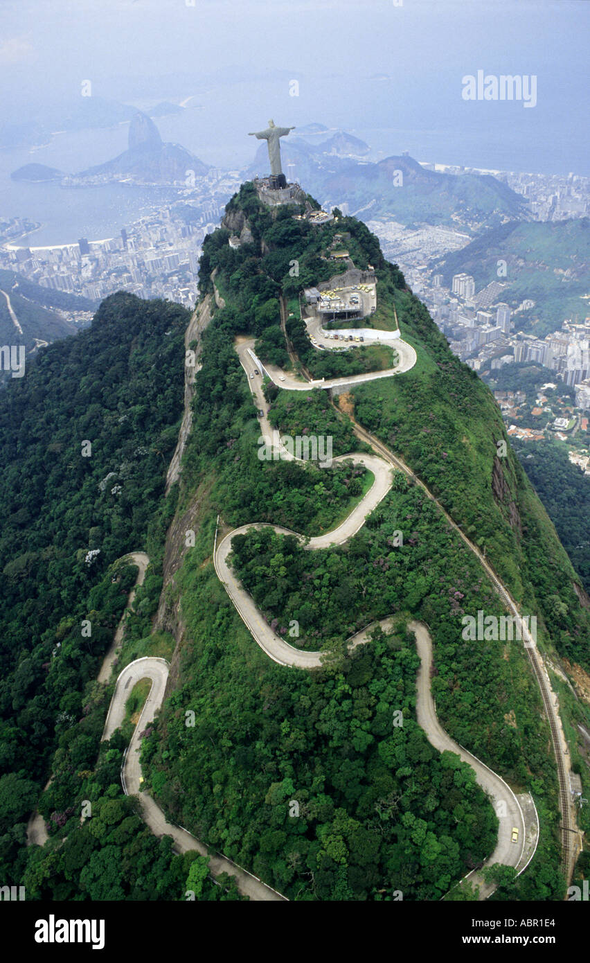 Rio de Janeiro, Brésil. Statue du Christ, montrant la route aérienne ...