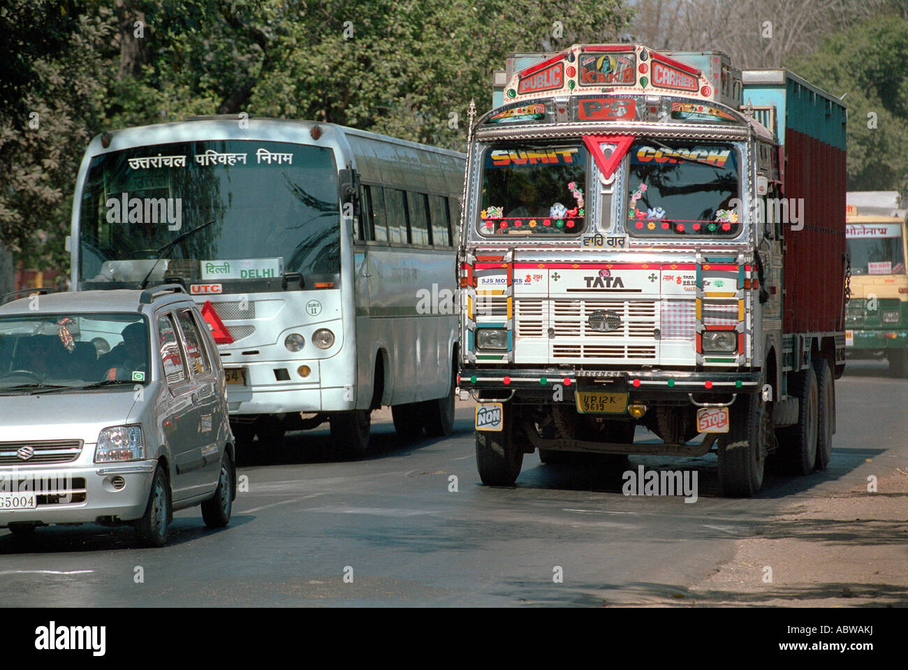 Une route en Inde avec un camion et autobus Tata Photo Stock - Alamy