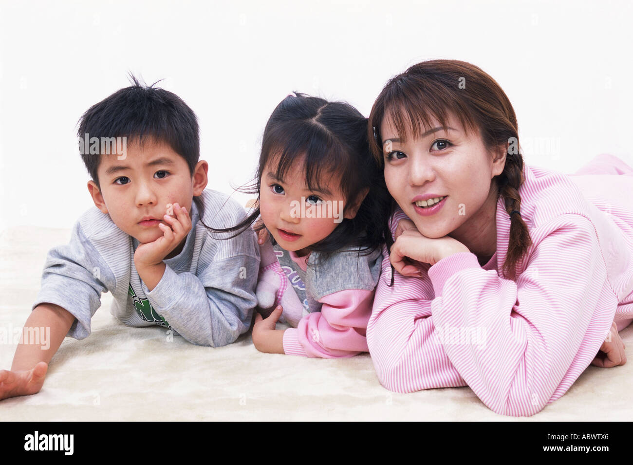Girl lying on black and white floor Banque de photographies et d’images à haute résolution - Alamy