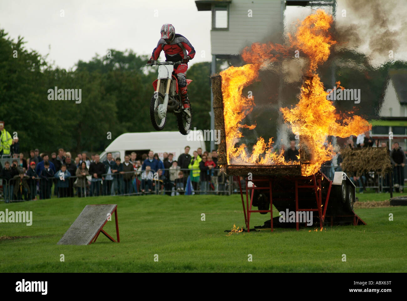 Sauter dans le feu Banque de photographies et d’images à haute ...