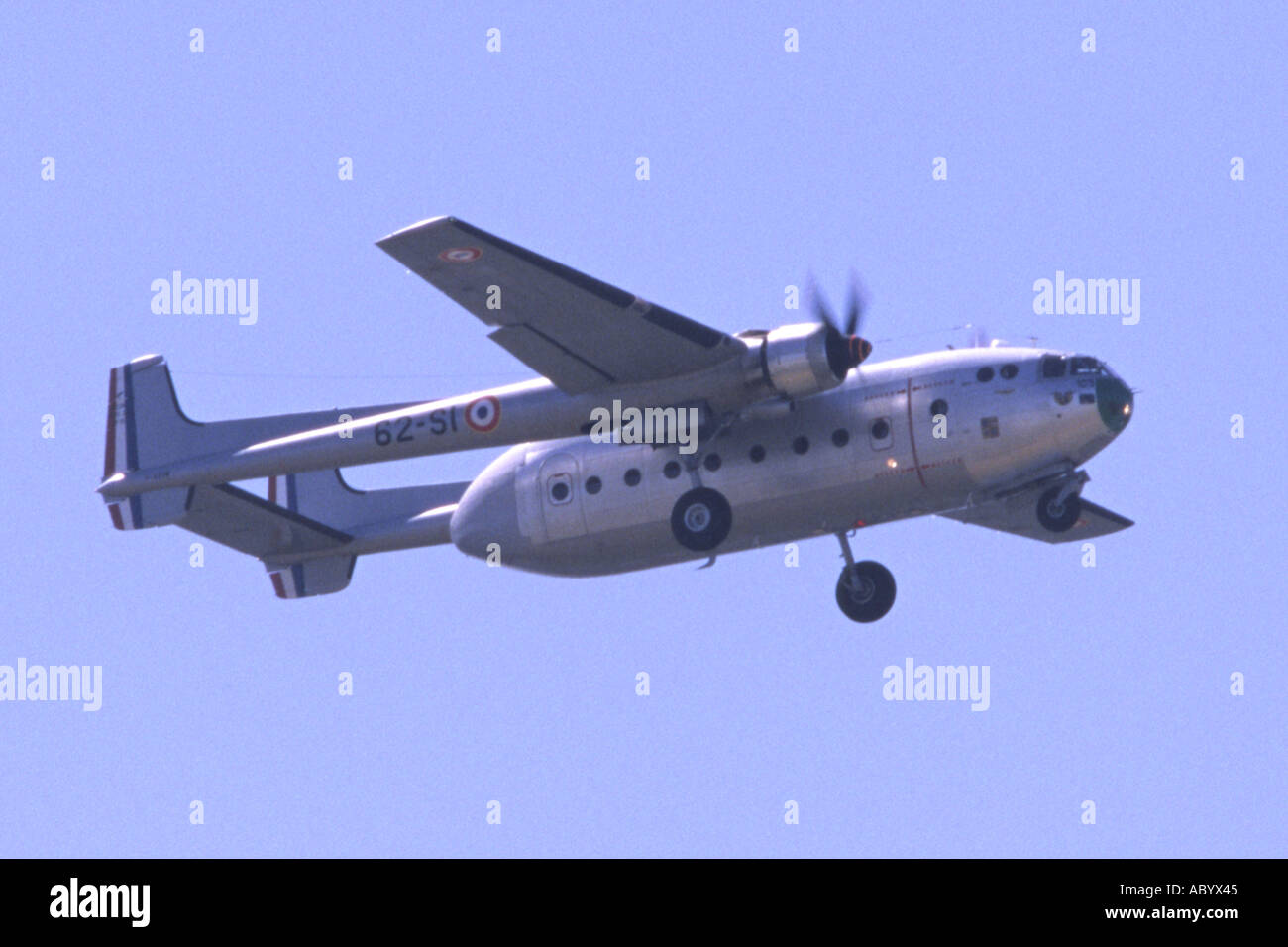 Nord Noratlas de l'Armée de l'air française au décollage Paris Airshow ...