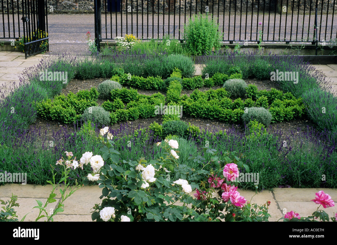 Jardin des simples en fer forgé jardin avant pavage Photo Stock - Alamy