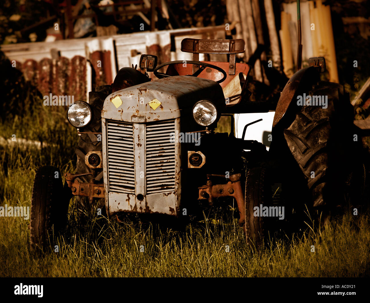 Rusty old tractor wreck Banque de photographies et d’images à haute ...
