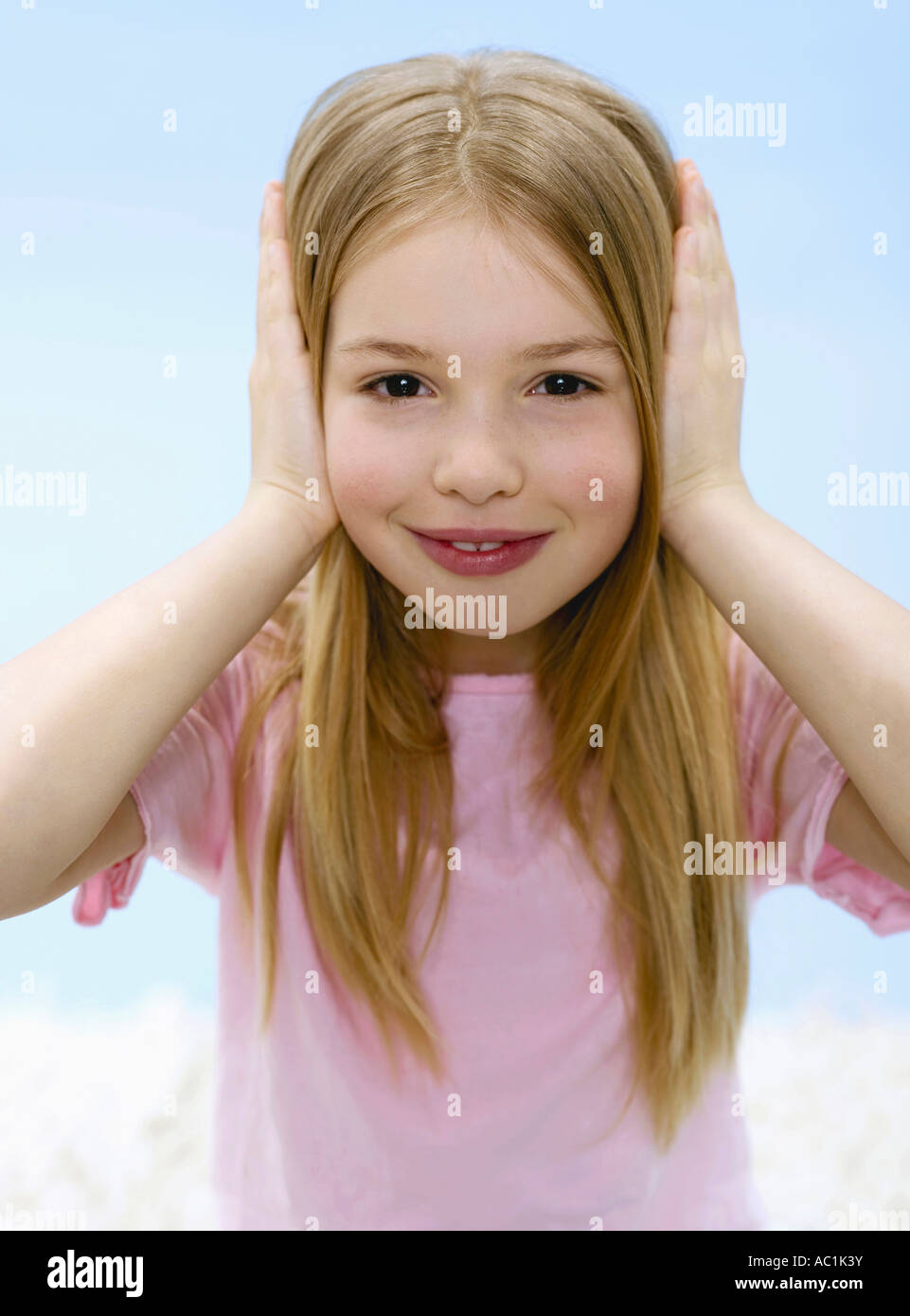 Fille Tenant Les Mains Sur Ses Oreilles Banque De Photographies Et D