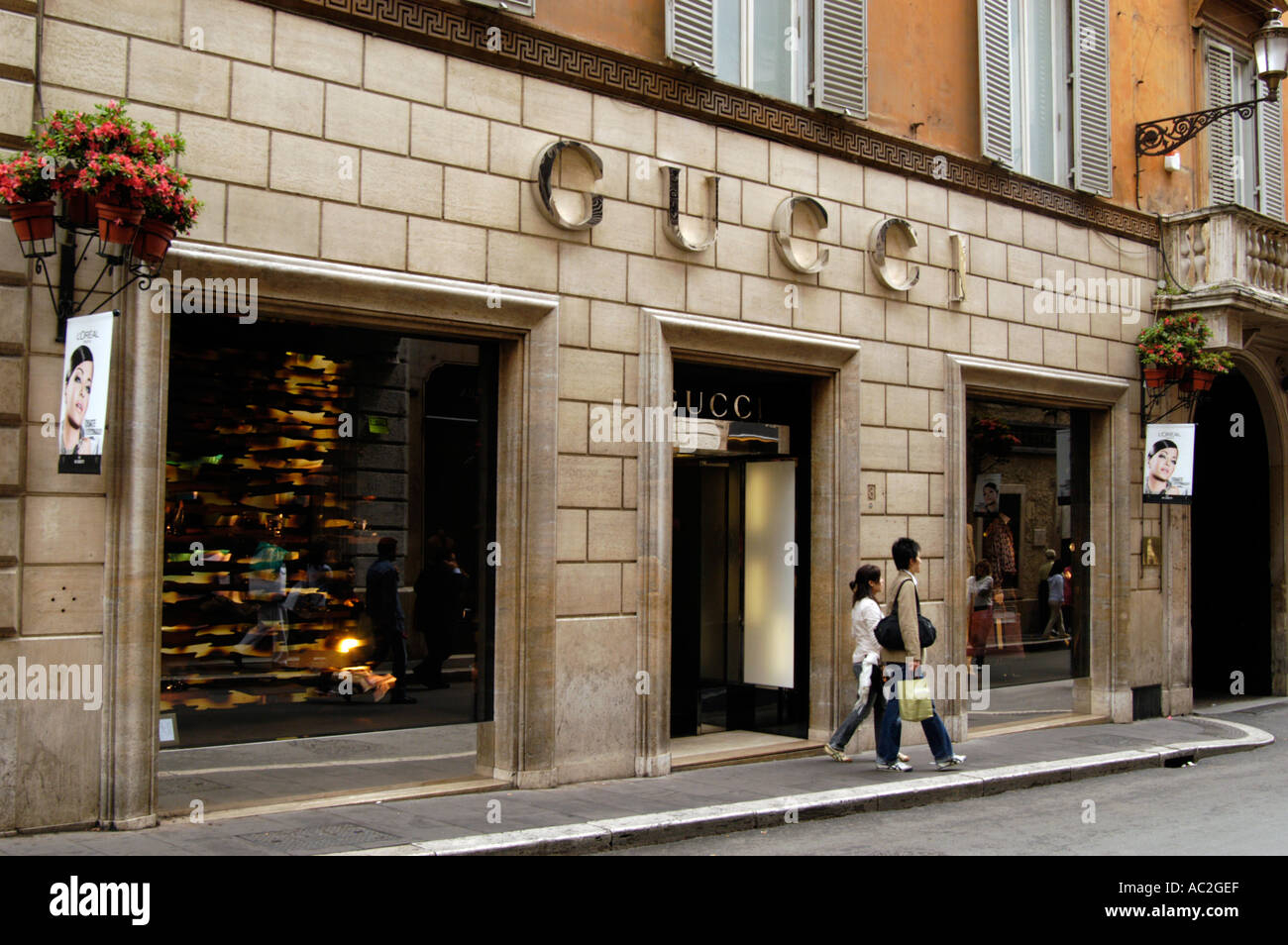 Shopping à Gucci sur la Via Condotti Rome Italie Photo Stock - Alamy