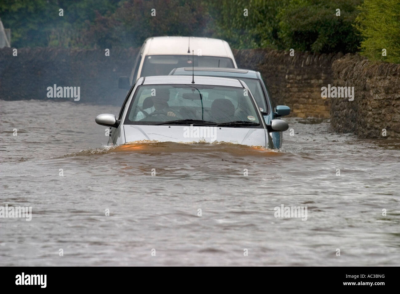 La conduite par les inondations Photo Stock - Alamy