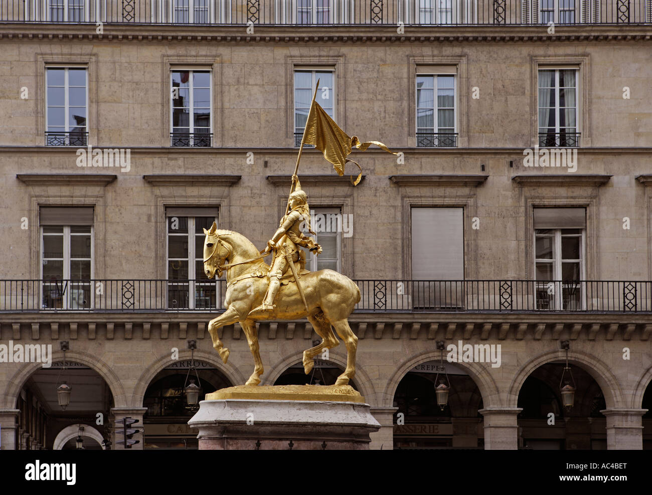 Statue jean arc rue de rivoli Banque de photographies et d’images à ...