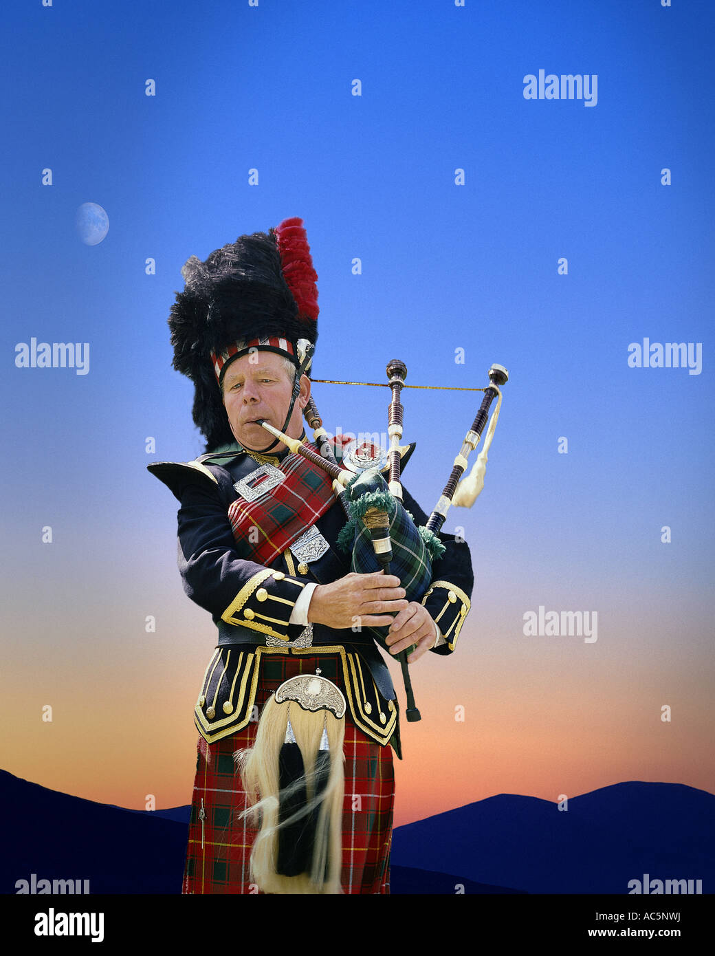 Joueur de cornemuse habillé tartan Banque de photographies et d’images ...