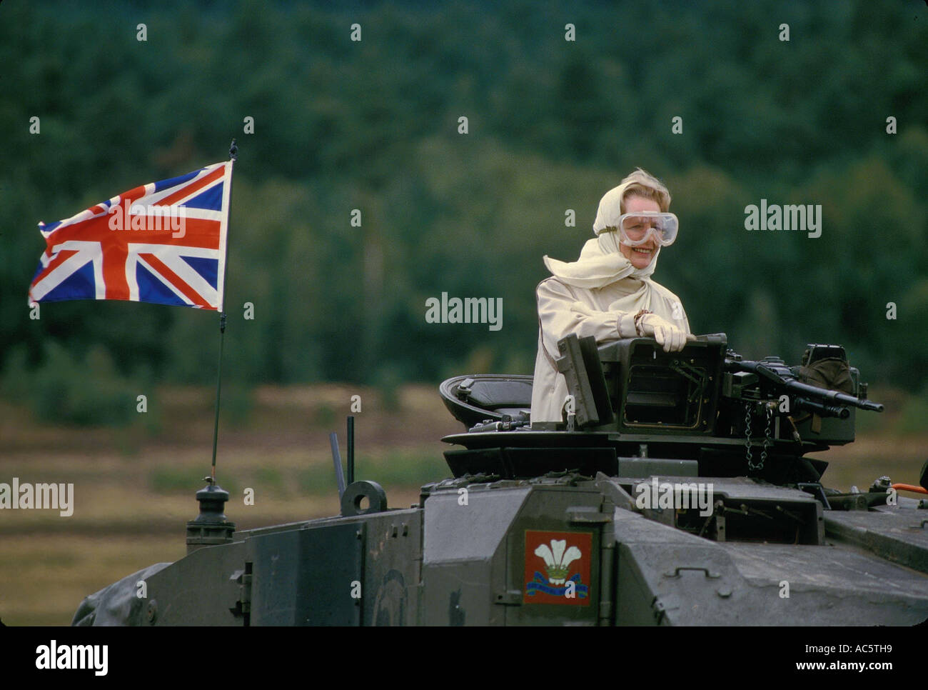 Margaret thatcher driving a tank Banque de photographies et d’images à ...