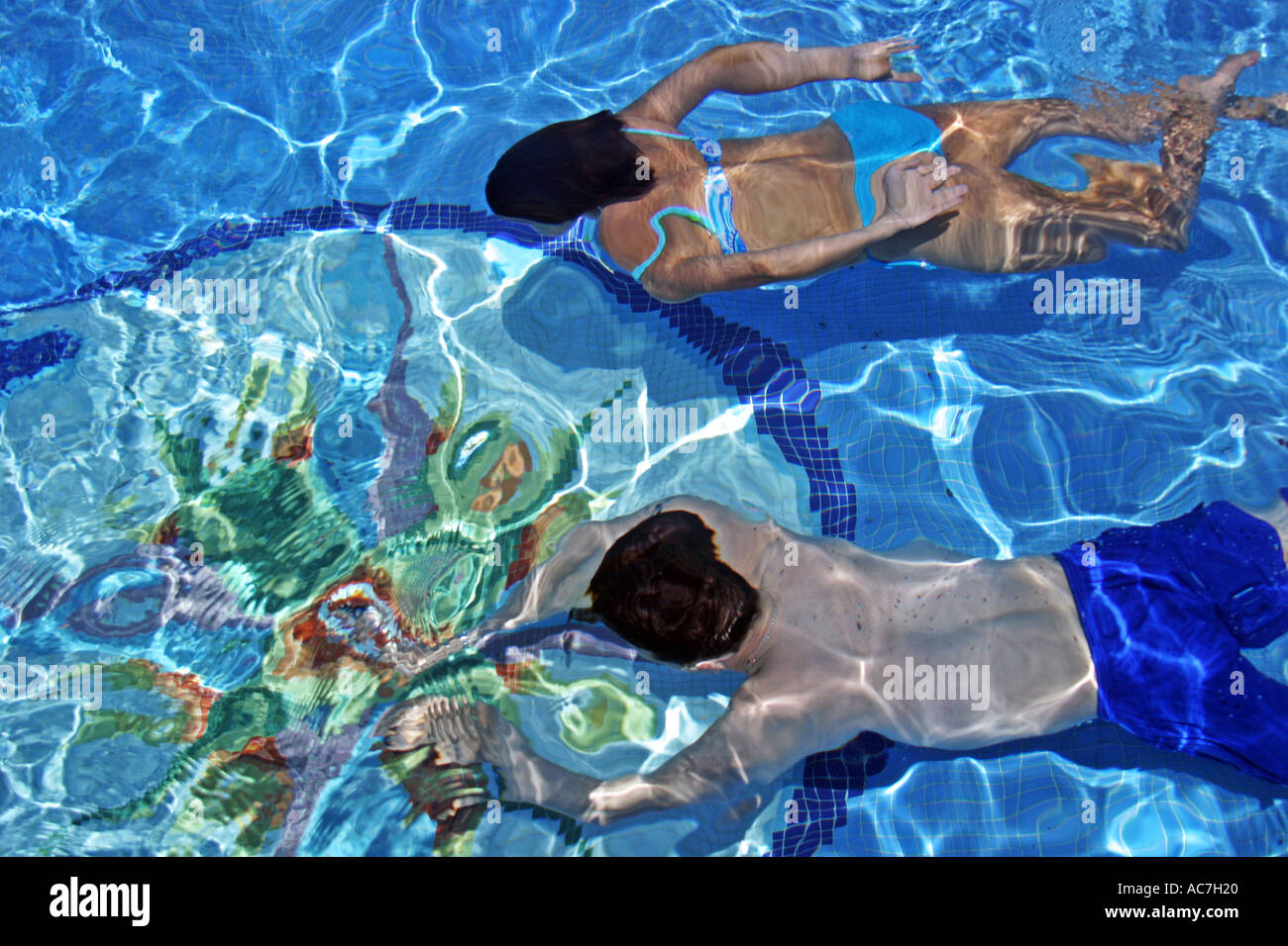 Lhomme Et La Femme Nager Sous Leau Dans La Piscine En Vacances Photo