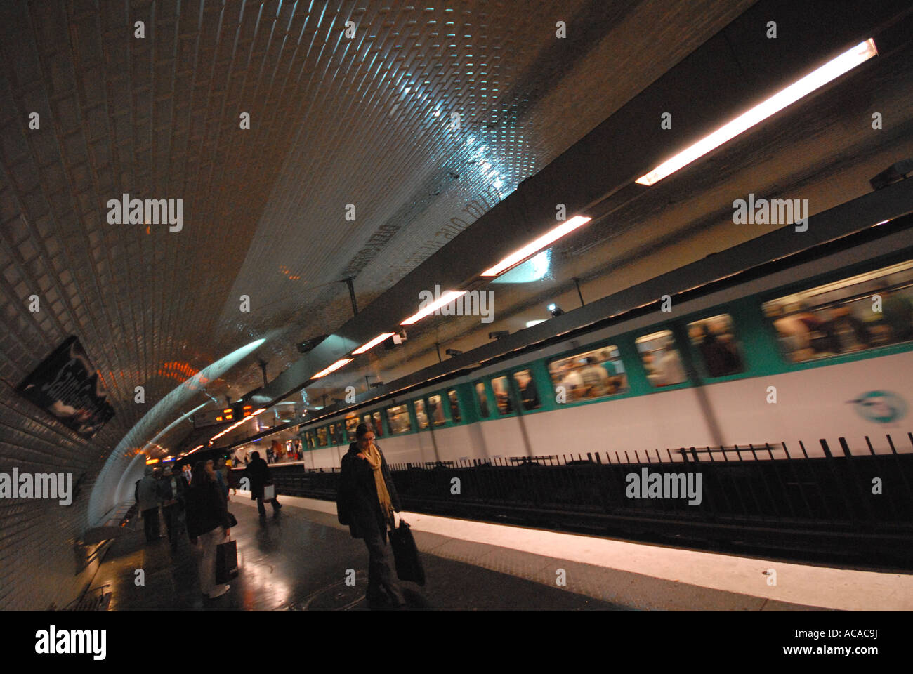 Platform louvre metro station paris Banque de photographies et d’images ...