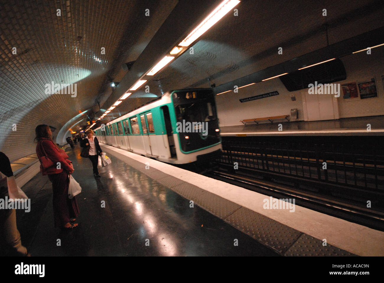 Platform louvre metro station paris Banque de photographies et d’images à haute résolution - Alamy