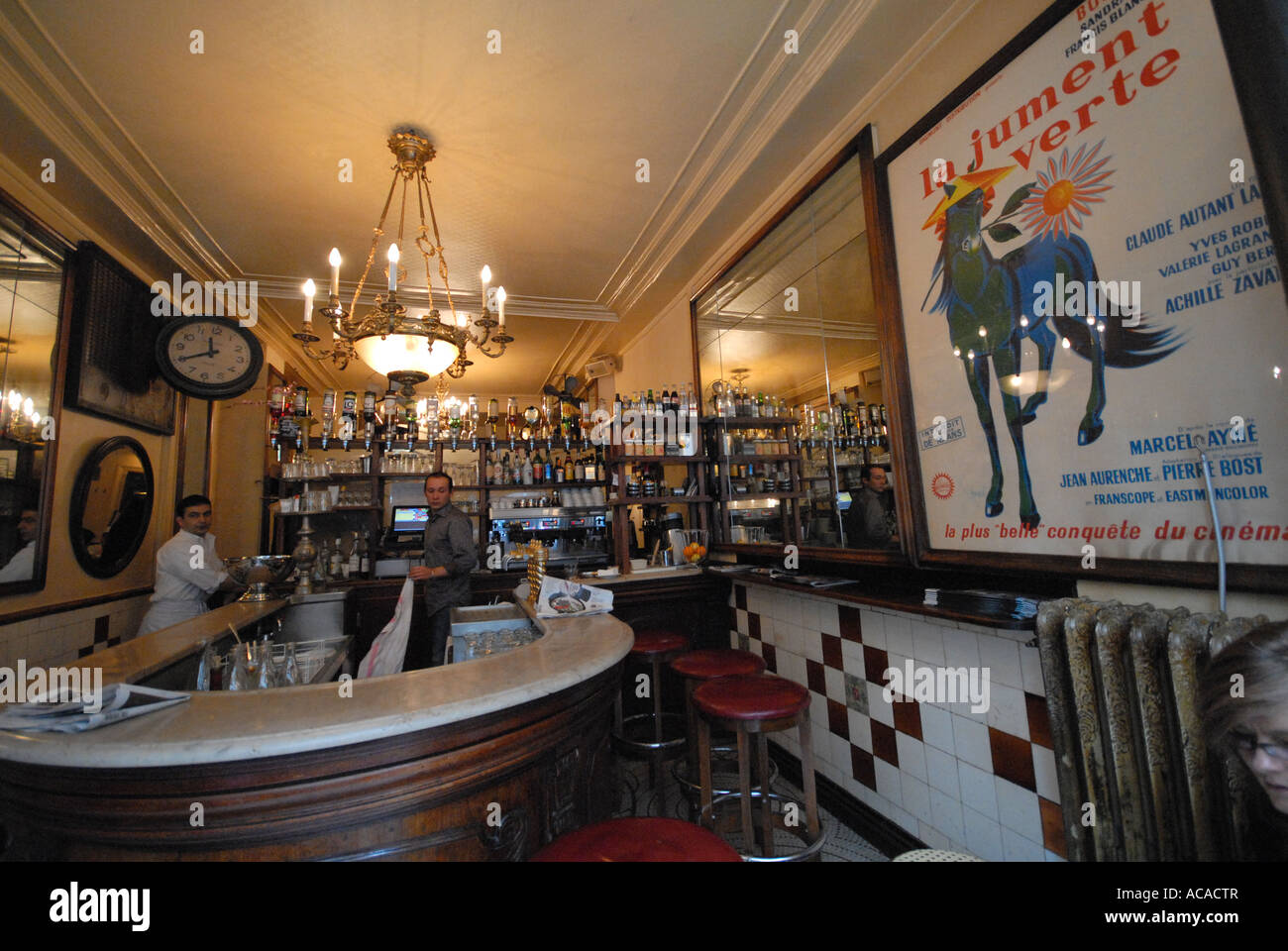 Cafe le fer à cheval paris Banque de photographies et d’images à haute ...