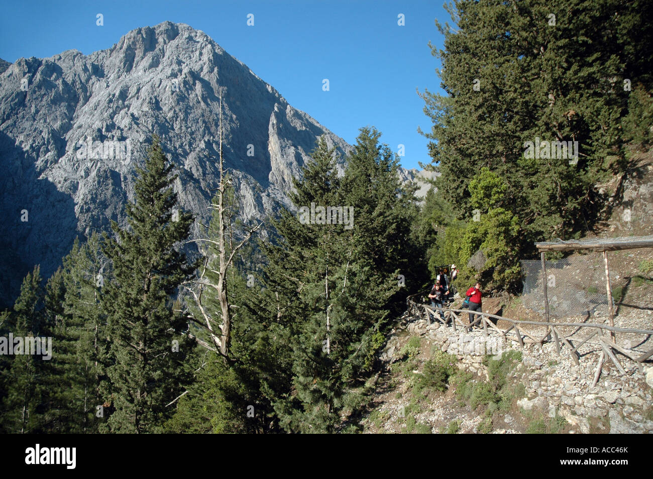 Panorama de montagnes avec les touristes sentier dans les gorges de ...