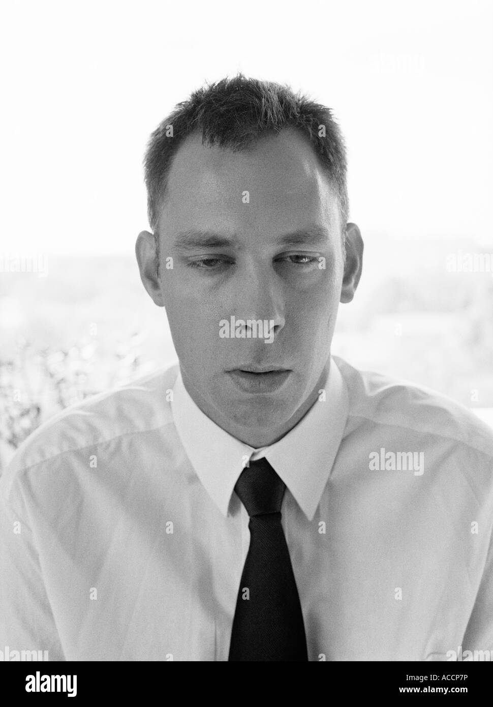 Homme fatigué portrait Banque d'images noir et blanc - Alamy