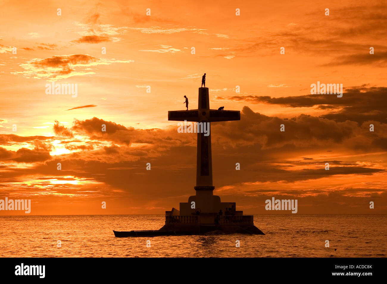 Une grande croix marquer un cimetière sous-marin submergé après une ...