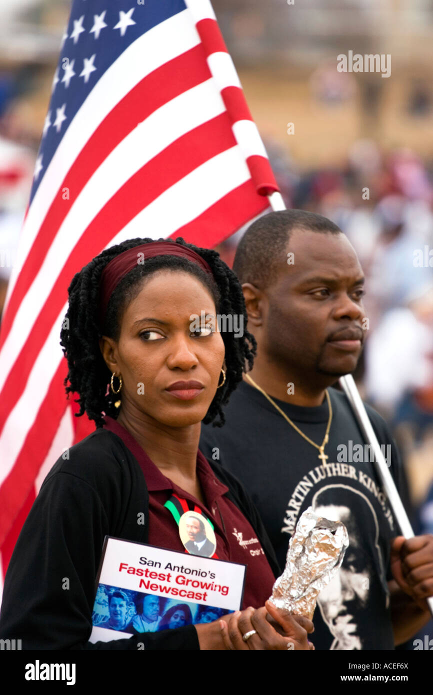 La femme et l'homme parade MLK avec drapeau San Antonio au Texas ...