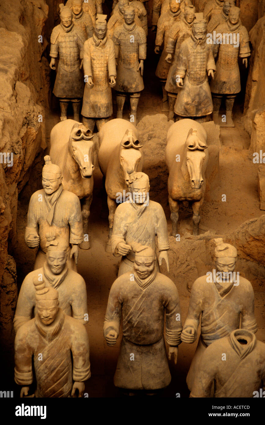 Xi an Chine Shaanxi soldats en terre cuite et les chevaux dans la fosse ...