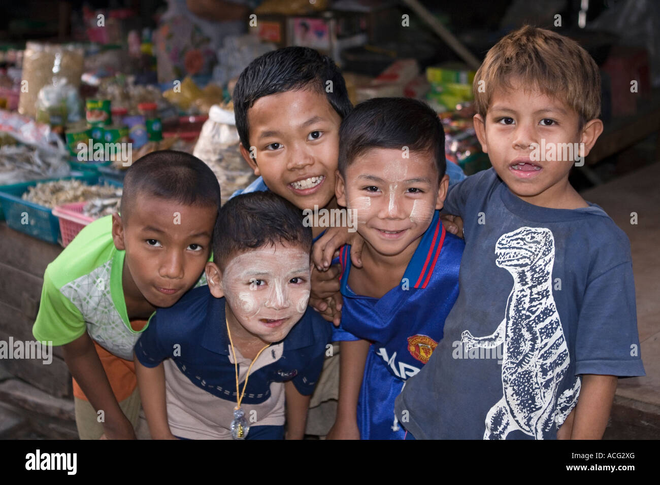 Enfants birmans et thaïlandais dans la ville frontière de Mae Sot en ...