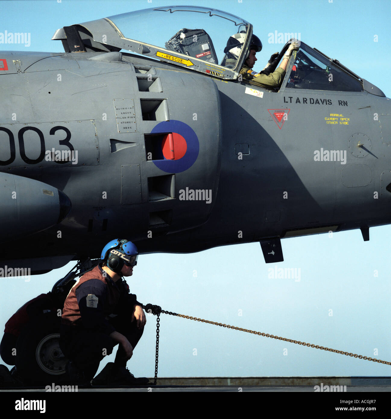 Royal navy sea harrier pilot Banque de photographies et d’images à ...