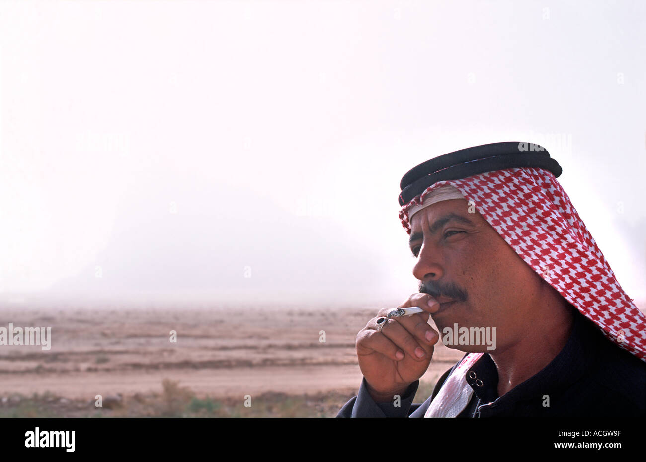 Homme portant une keffiyah jordanien un foulard traditionnel arabe et ...