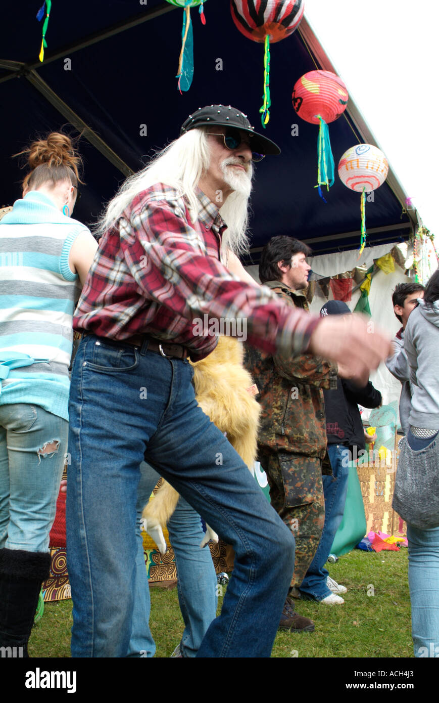 Old man dancing rave party Banque de photographies et d’images à haute ...