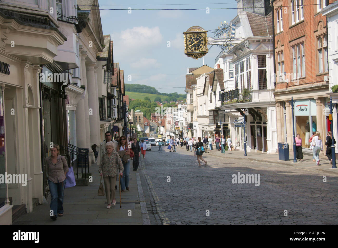 Guildford historic high street shoppers Banque de photographies et d ...
