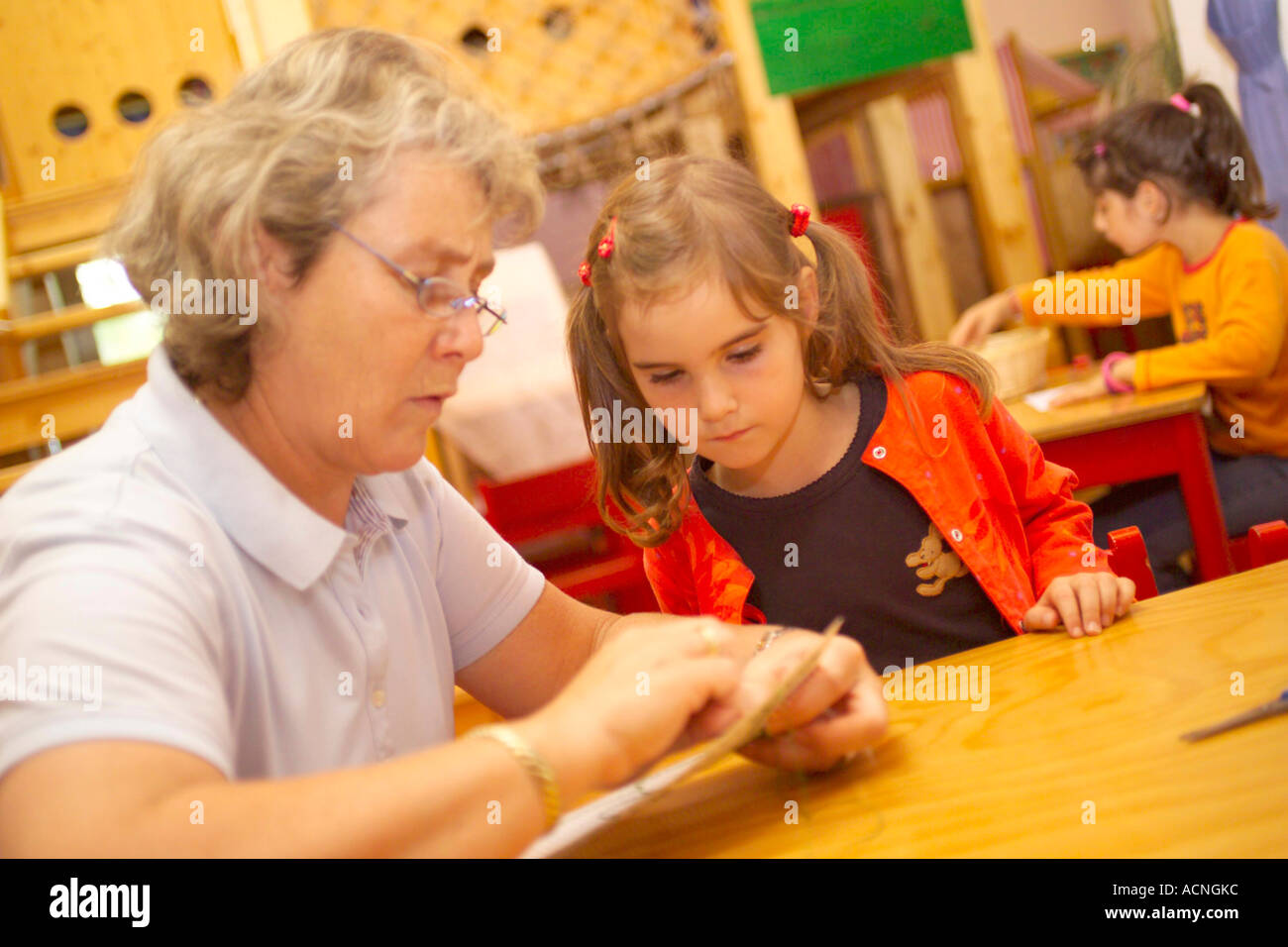 Children doing handicrafts Banque de photographies et d’images à haute ...