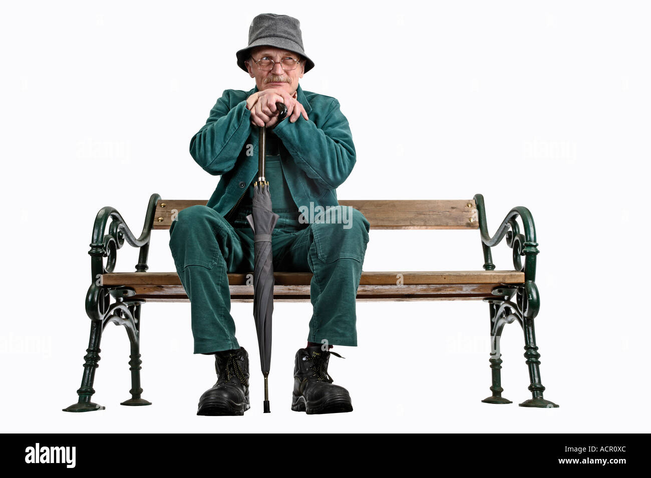 Vieil homme assis sur un banc Photo Stock - Alamy