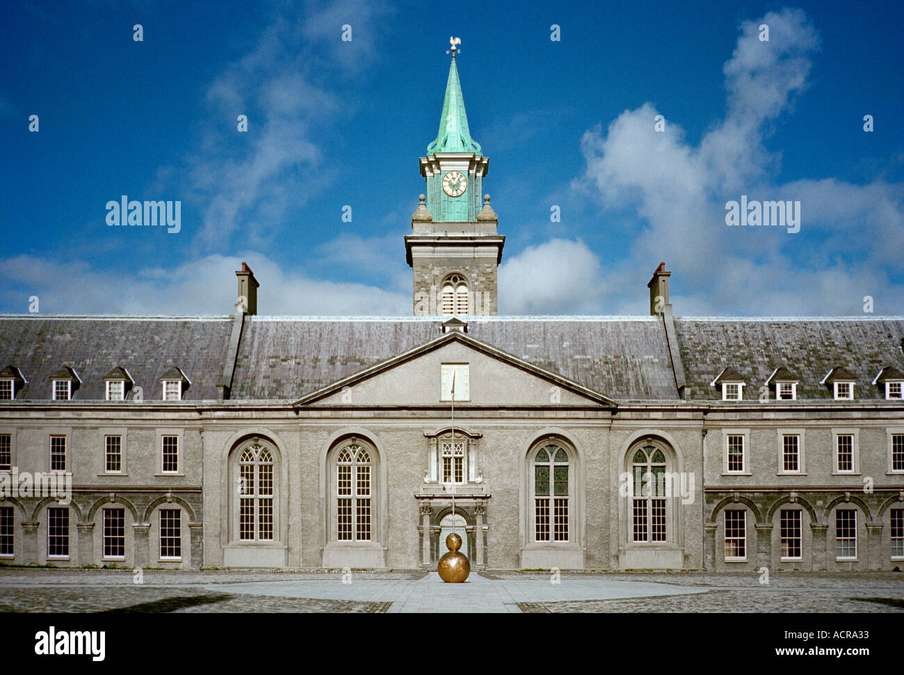L'horloge du 17ème siècle restaurée au Royal Hospital Kilmainham Dublin ...
