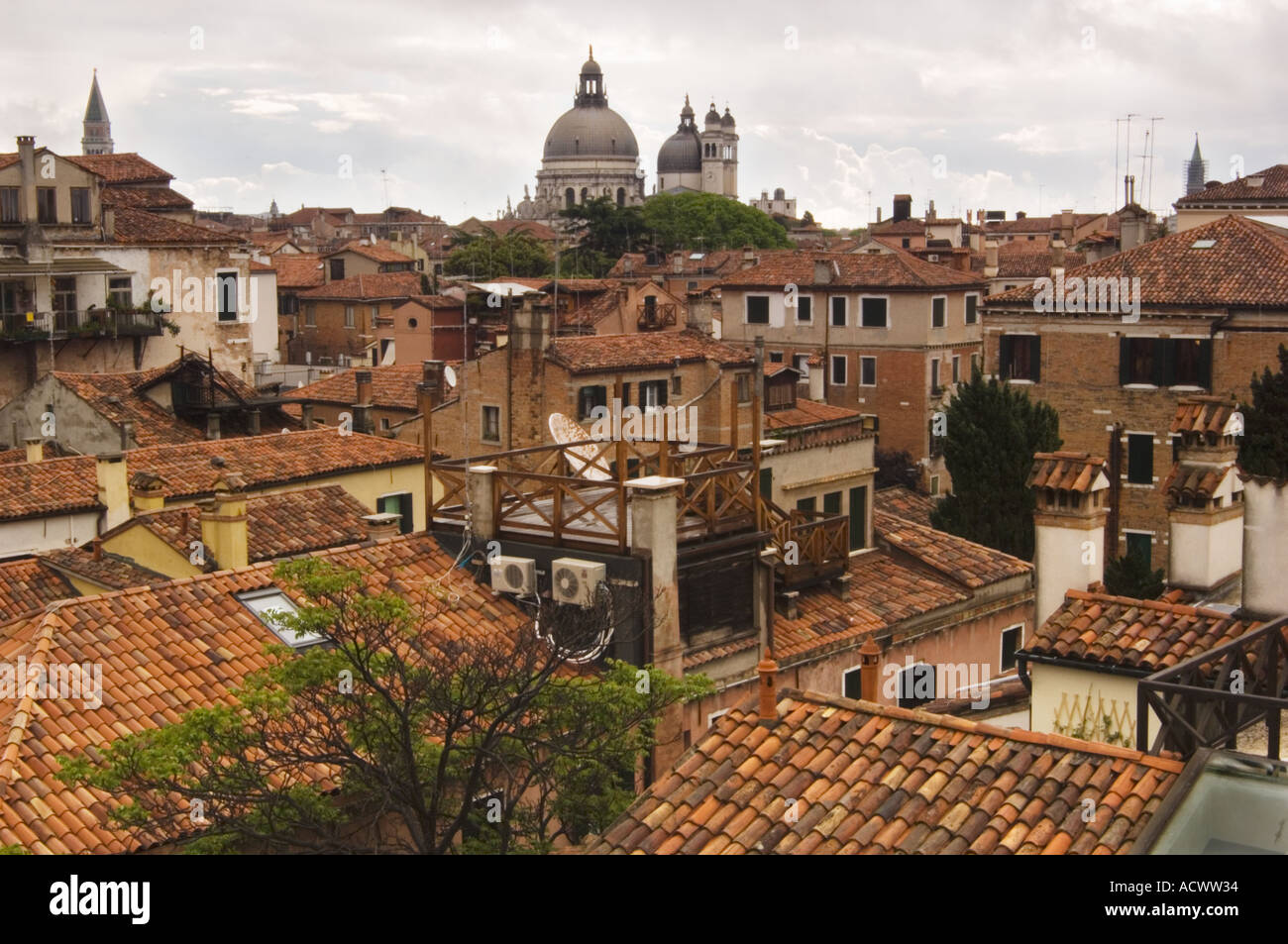 Toits de Venise Italie avec bardeaux en terre cuite, cheminées et ...
