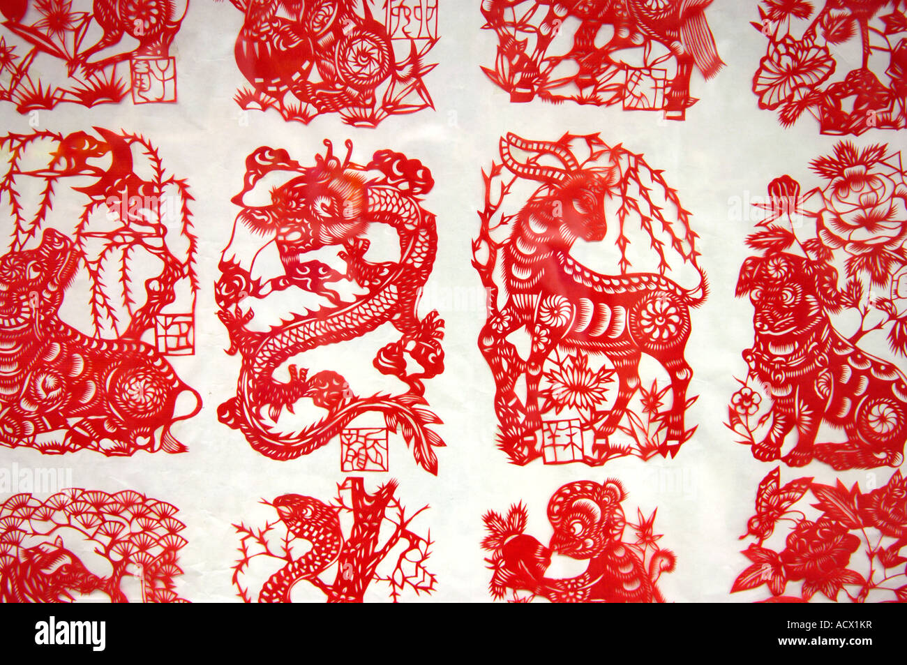 Exemples de l'ancien art du papier découpé chinois en vente par le ...