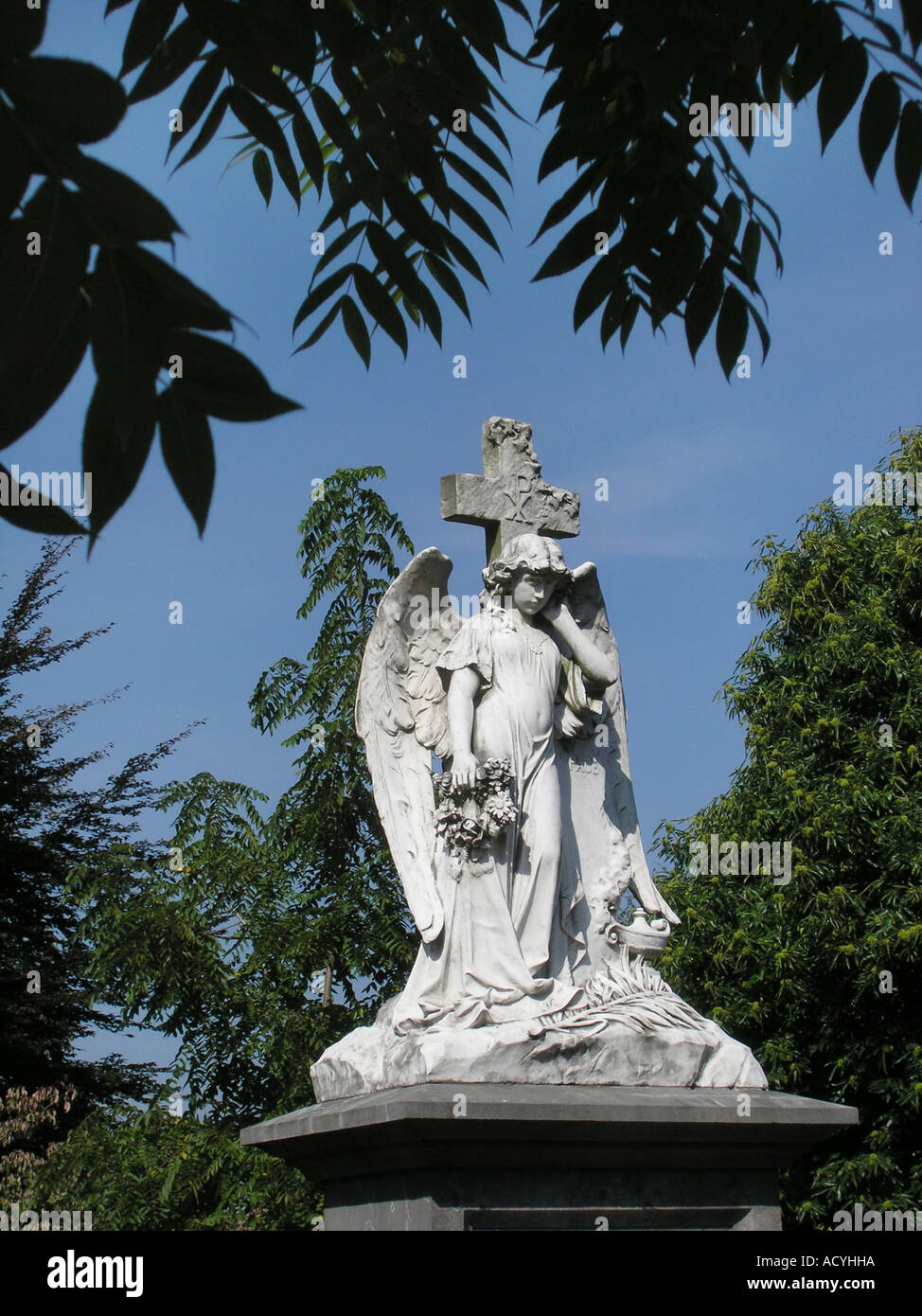 Ange gabriel debout Banque de photographies et d’images à haute ...