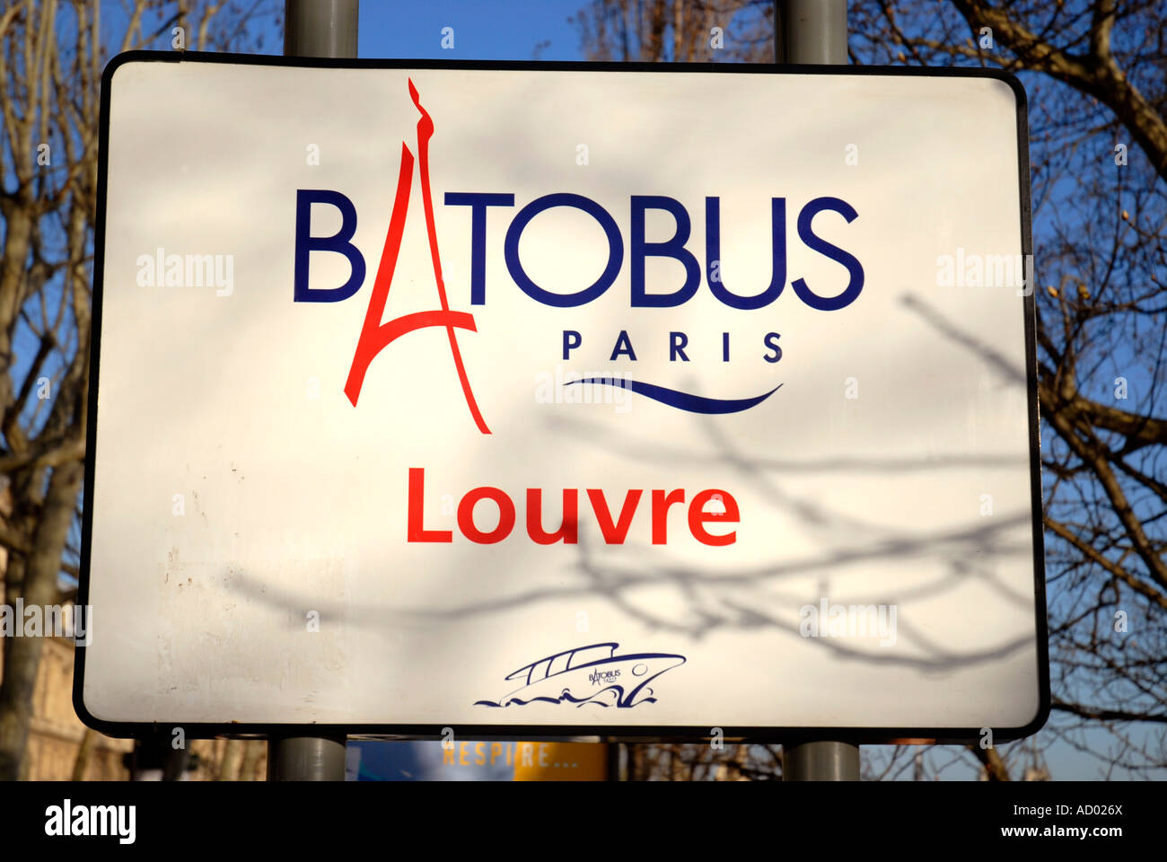 France paris batobus louvre Banque de photographies et d’images à haute ...