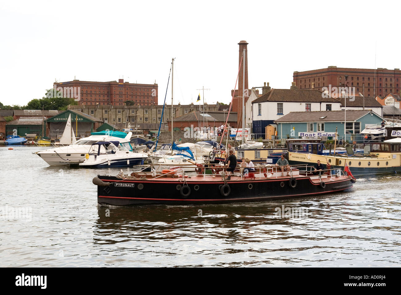 Bateau de pompiers pyronaute Banque de photographies et d’images à ...