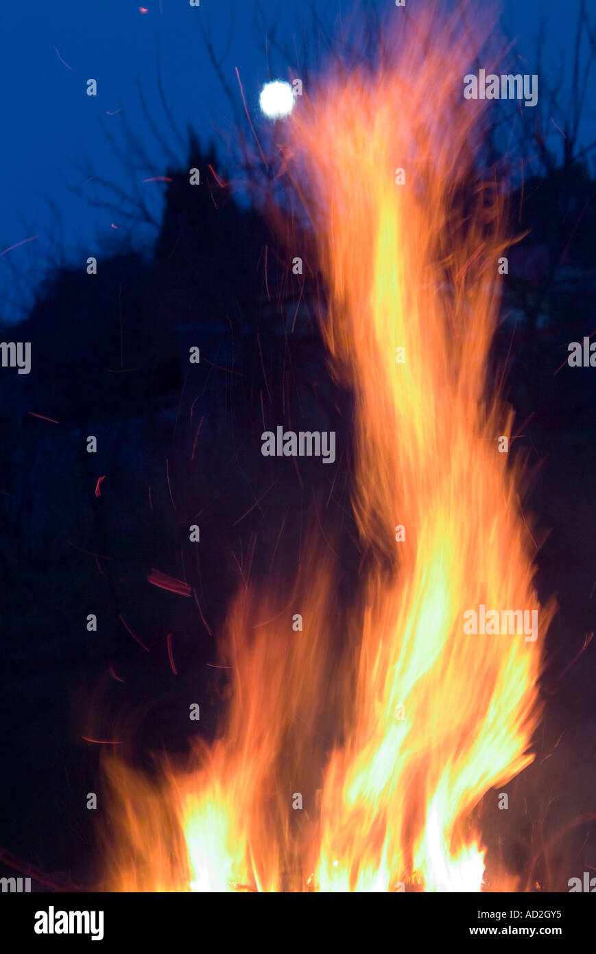 Un feu ardent Banque de photographies et d’images à haute résolution ...
