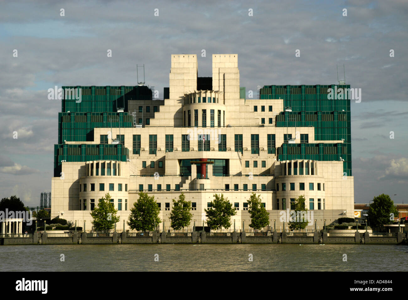 Mi6 building london Banque de photographies et d’images à haute ...