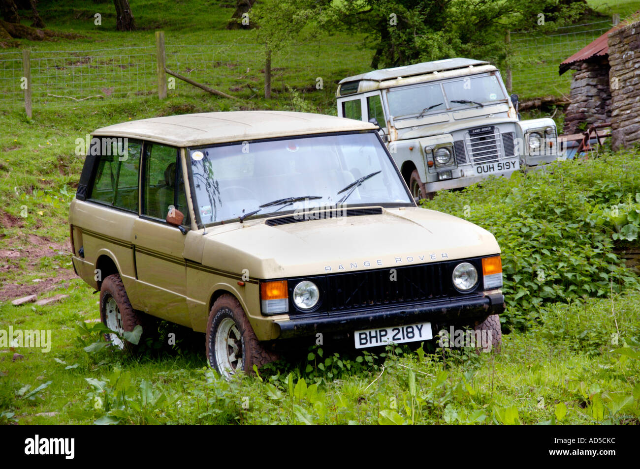 Ancien Range Rover et Land Rover Defender sur les terres agricoles près ...