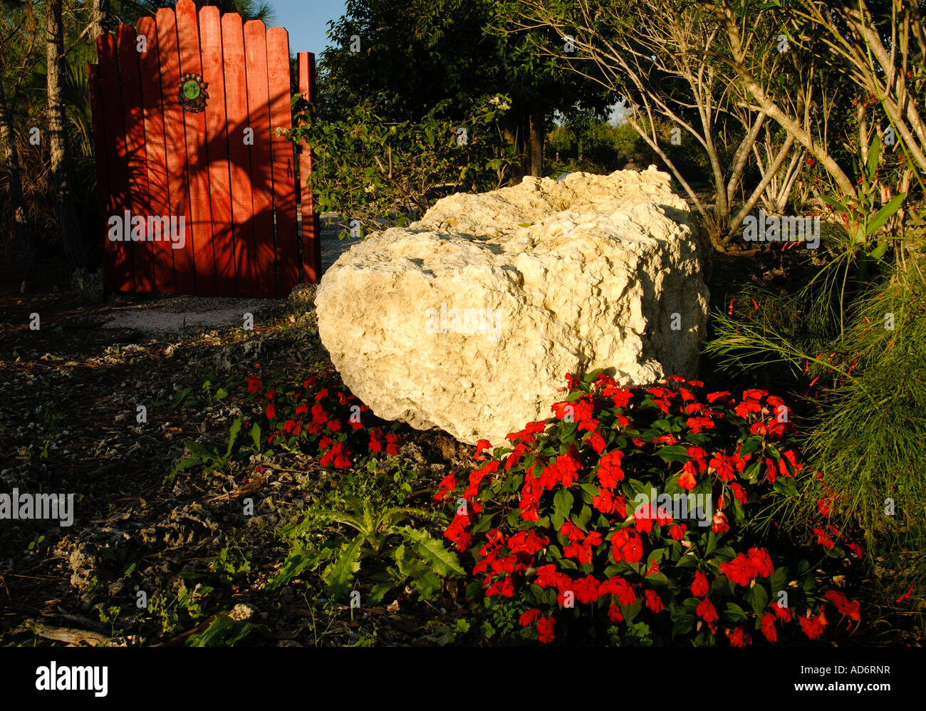Red gate Banque de photographies et d’images à haute résolution - Alamy