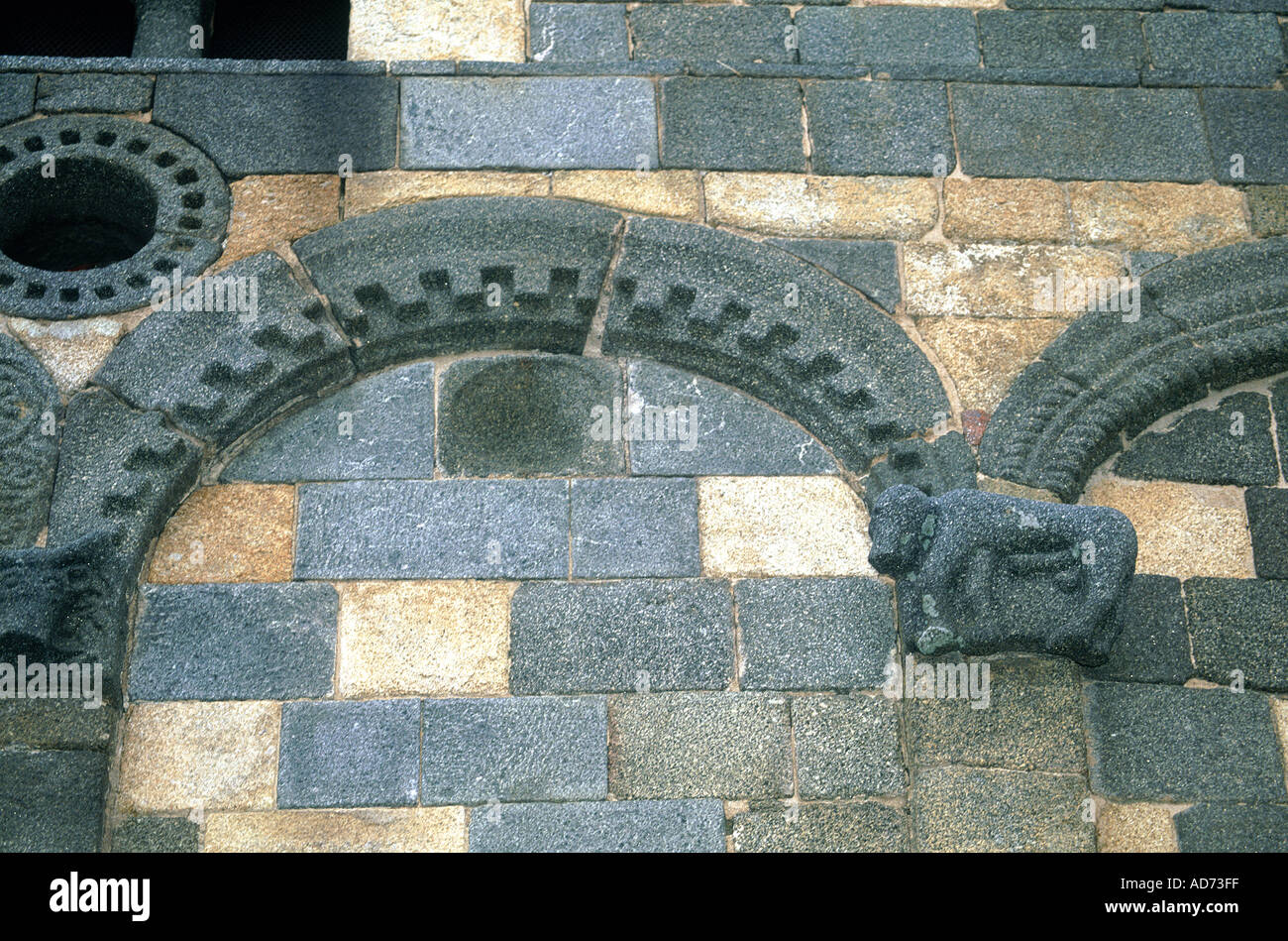 FRANCE CORSE STYLE PISAN CHURCH CLOSE UP SUR NOIR ET PIERRES BLANCHES ...