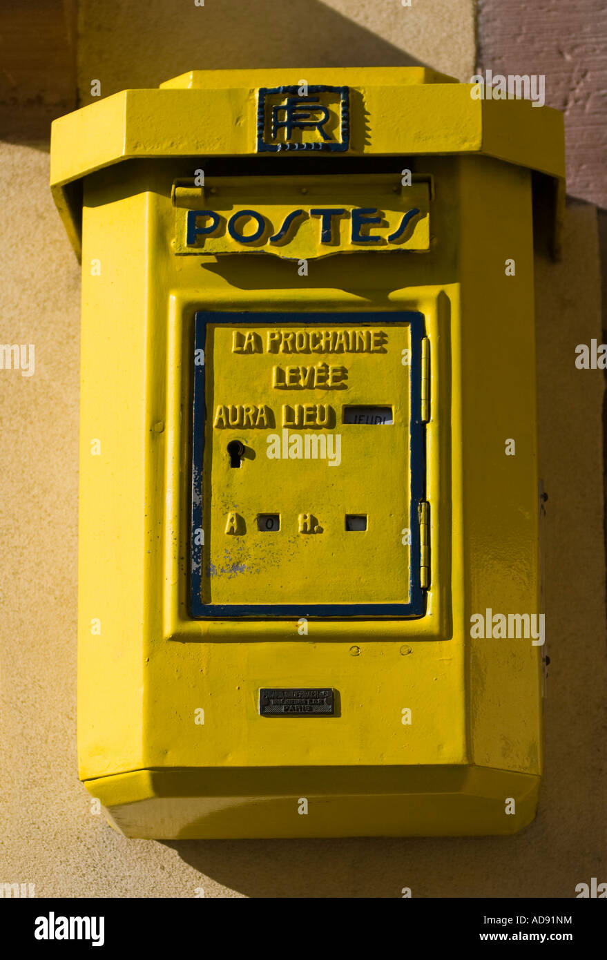 Boite aux lettres jaune francaise Banque de photographies et d’images à ...
