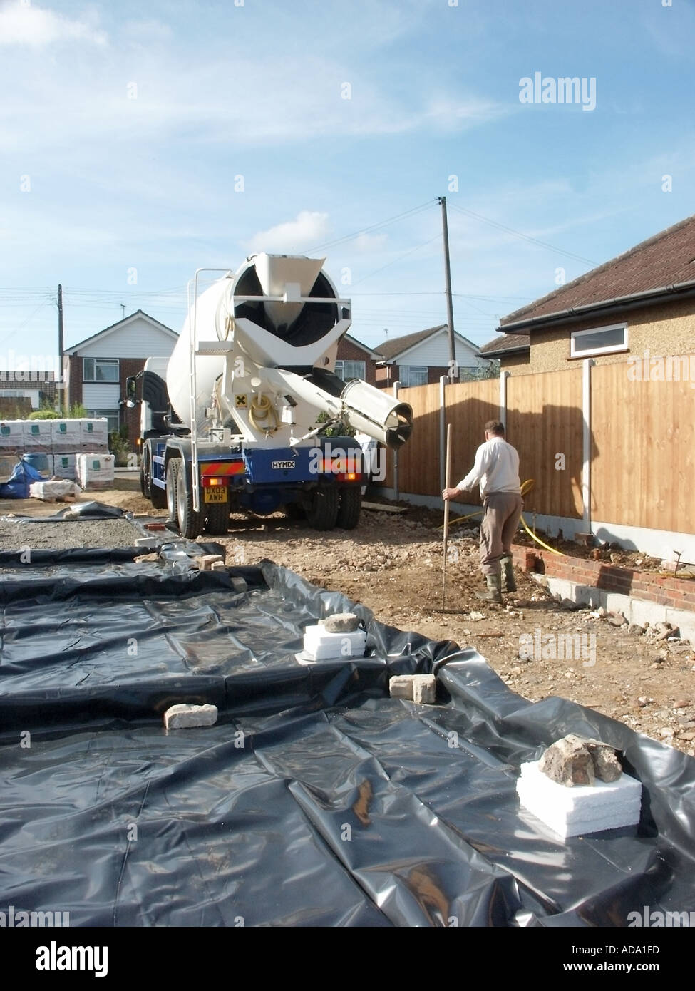 Le malaxeur à béton Camion Camion de livraison sur chantier de ...