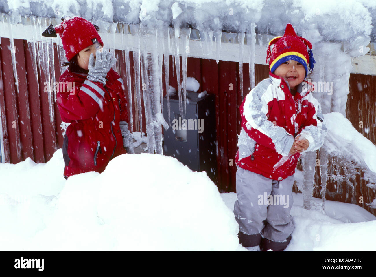Inuit child is playing in the snow Banque de photographies et d’images ...