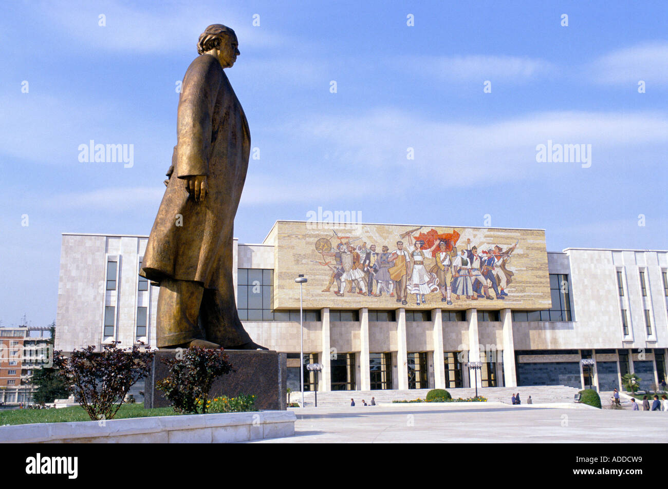 Statue enver hoxha Banque de photographies et d’images à haute ...