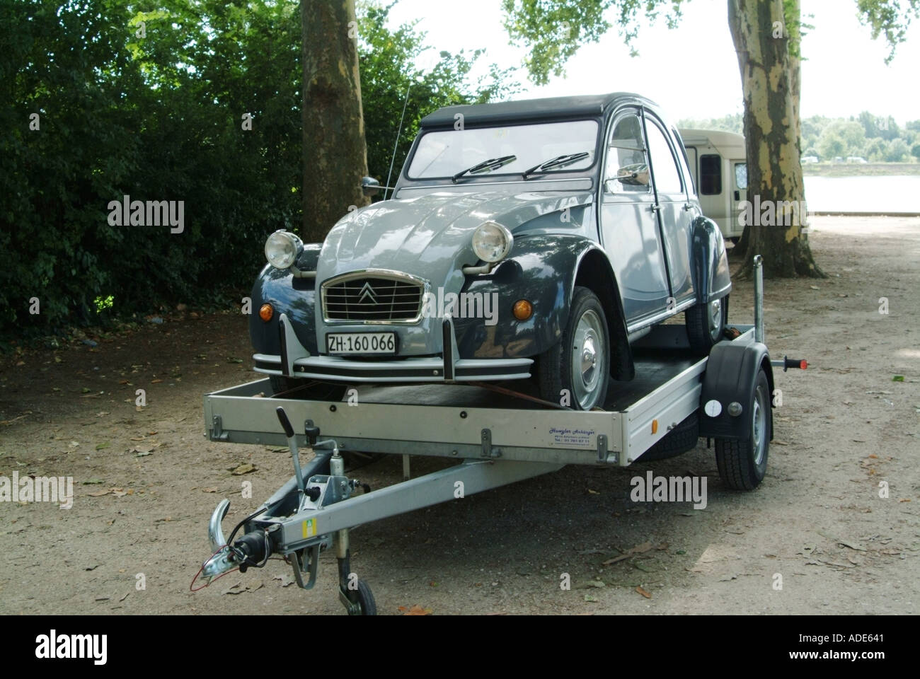 France loiret beaugency remorque avec Citroen 2CV Photo Stock - Alamy