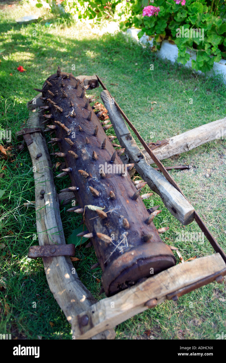 L'EUROPE LA GRÈCE UNE ANCIENNE MACHINE AGRICOLE pour labourer le sol ...
