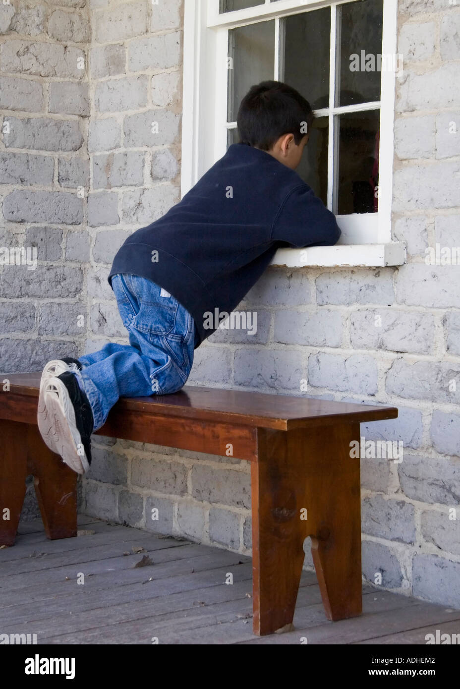 Peering through window Banque de photographies et d’images à haute ...
