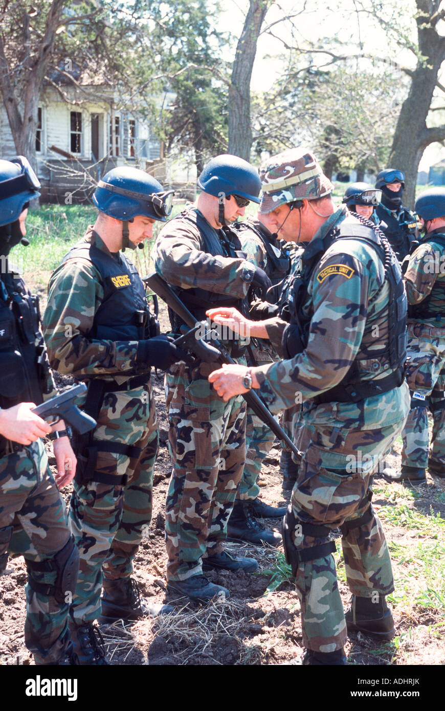 Armes swat Banque de photographies et d’images à haute résolution - Alamy