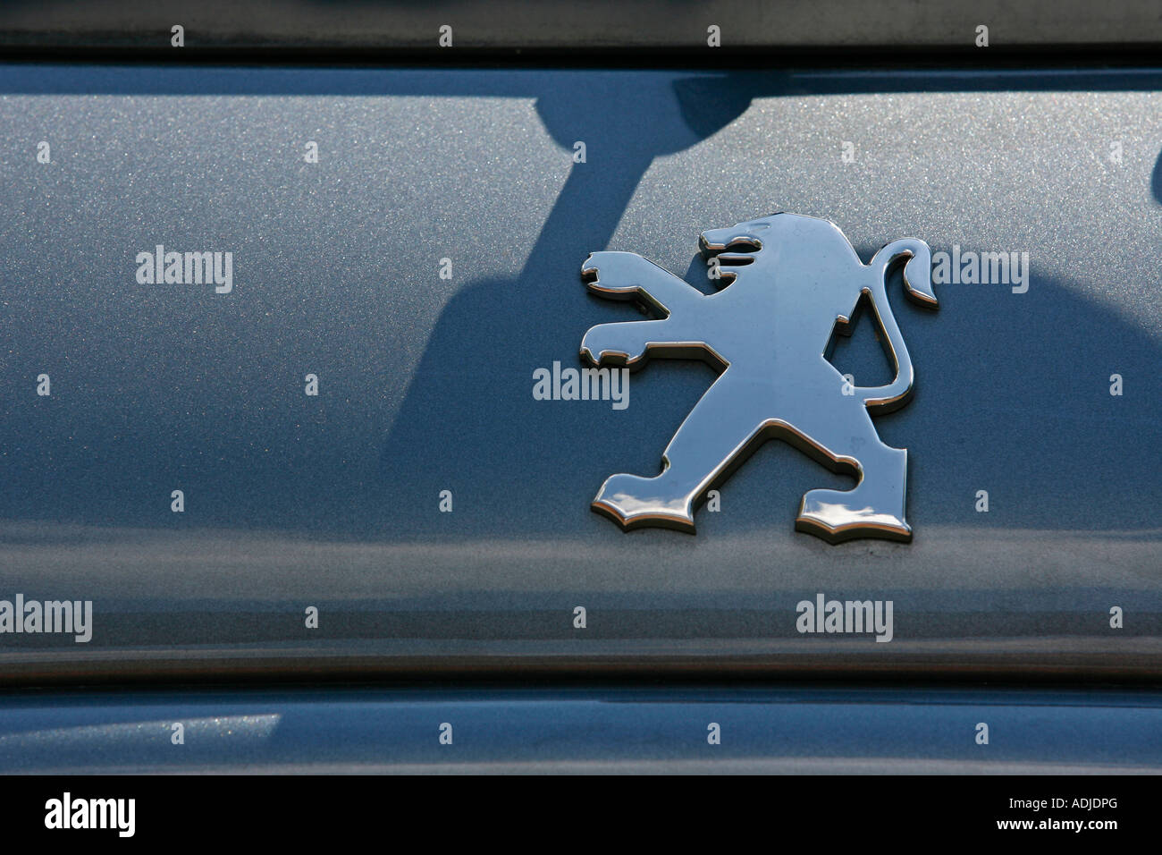 Peugeot logo badge Banque de photographies et d’images à haute ...